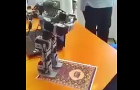 Dopo la Barbie con hijab, arriva il robot islamico "Allahu Akbar ...