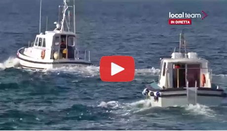 Parlamentari PD salgono su una motovedetta per raggiungere nave Sea ...