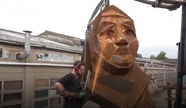 GB, a Birmingham scultura che celebra il velo islamico • Imola Oggi